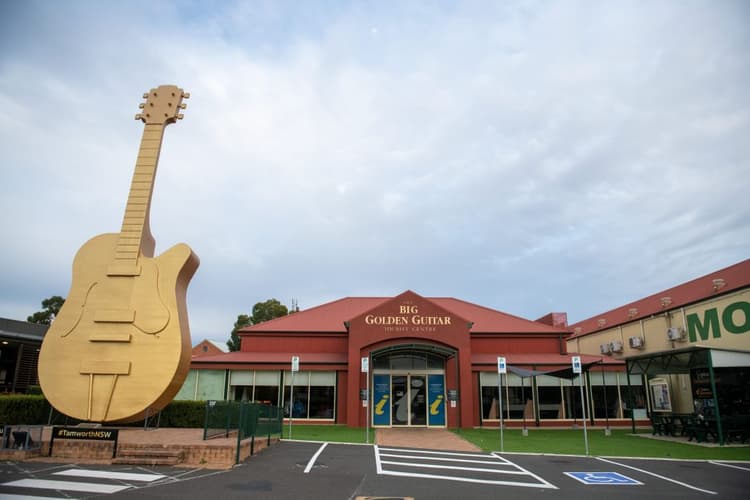 Bananas, mangoes and golden guitars: Why do Australians love Big Things?